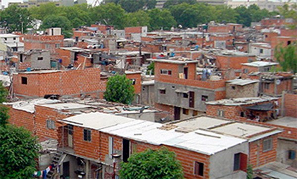 Advierten por riesgo eléctrico en villa 21-24 - Justicia de Primera